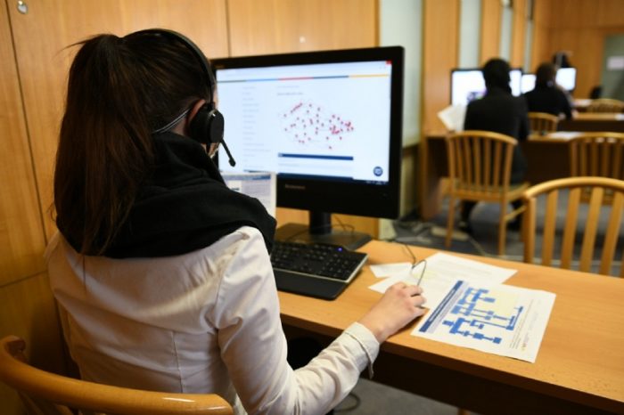 Pomoc seniorům s registrací k očkování nabízí několik telefonních linek ...