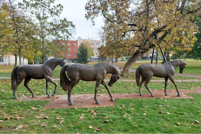 Park Komenského zdobí nové sochy. Osvědčený umělec tentokrát vsadil na ...