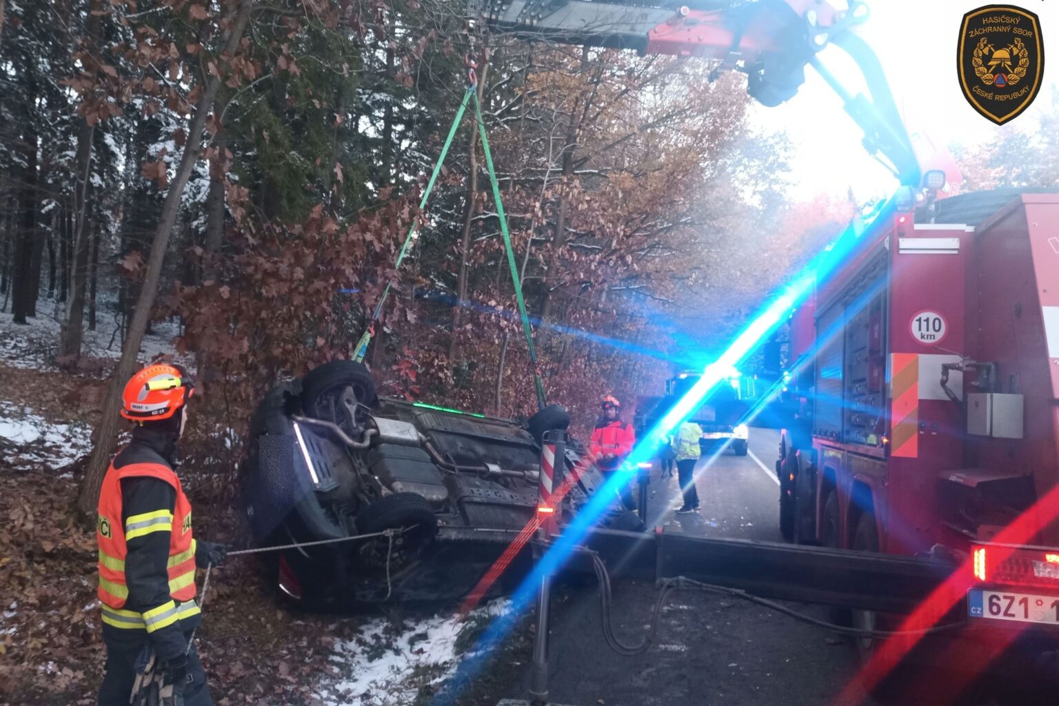 Osobák u Velíkové skončil na střeše. Řidiči se jako zázrakem nic ...