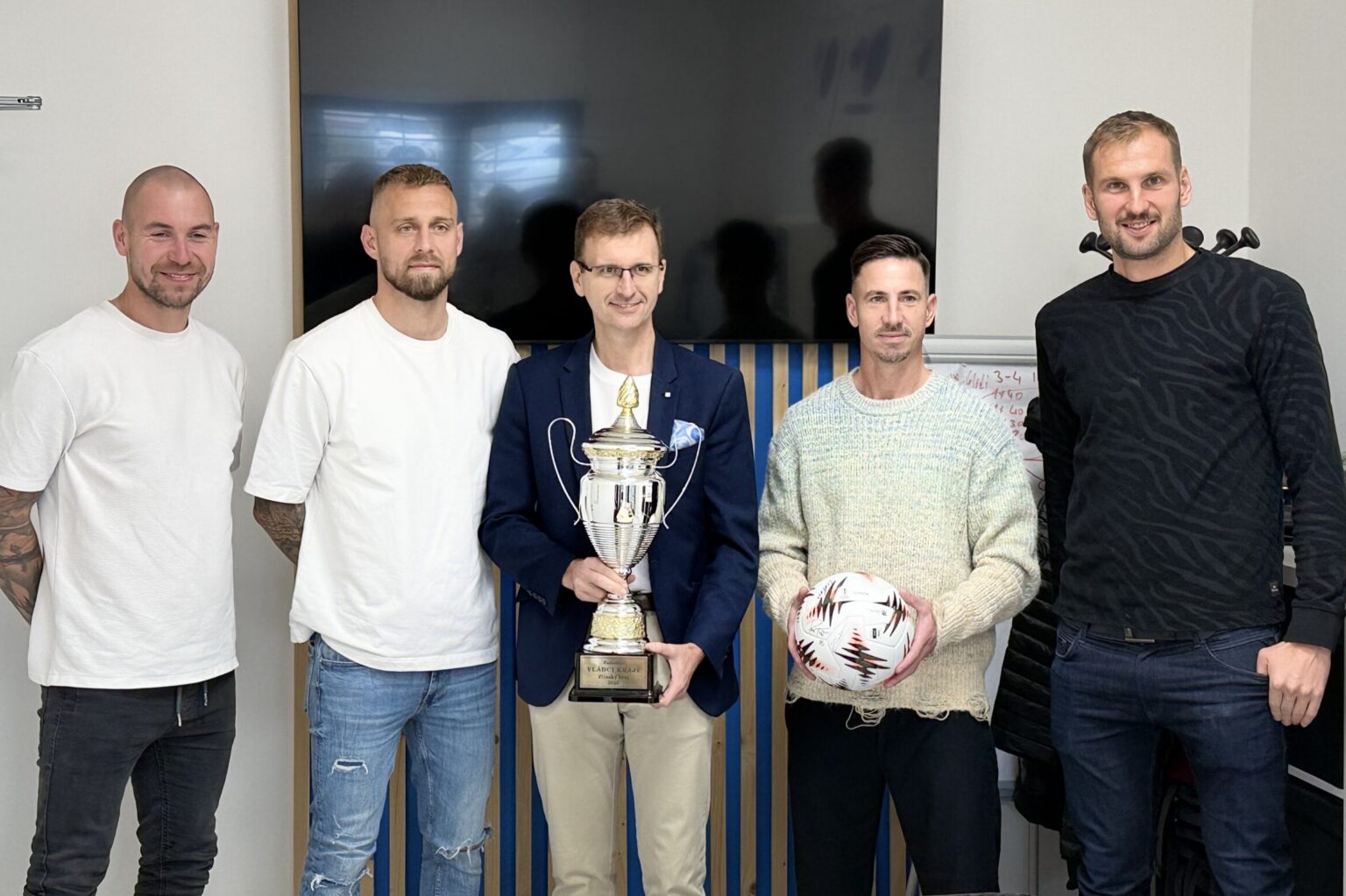 Hejtman Holiš poprvé ukázal fanouškům pohár pro vládce kraje. Co slíbil ...