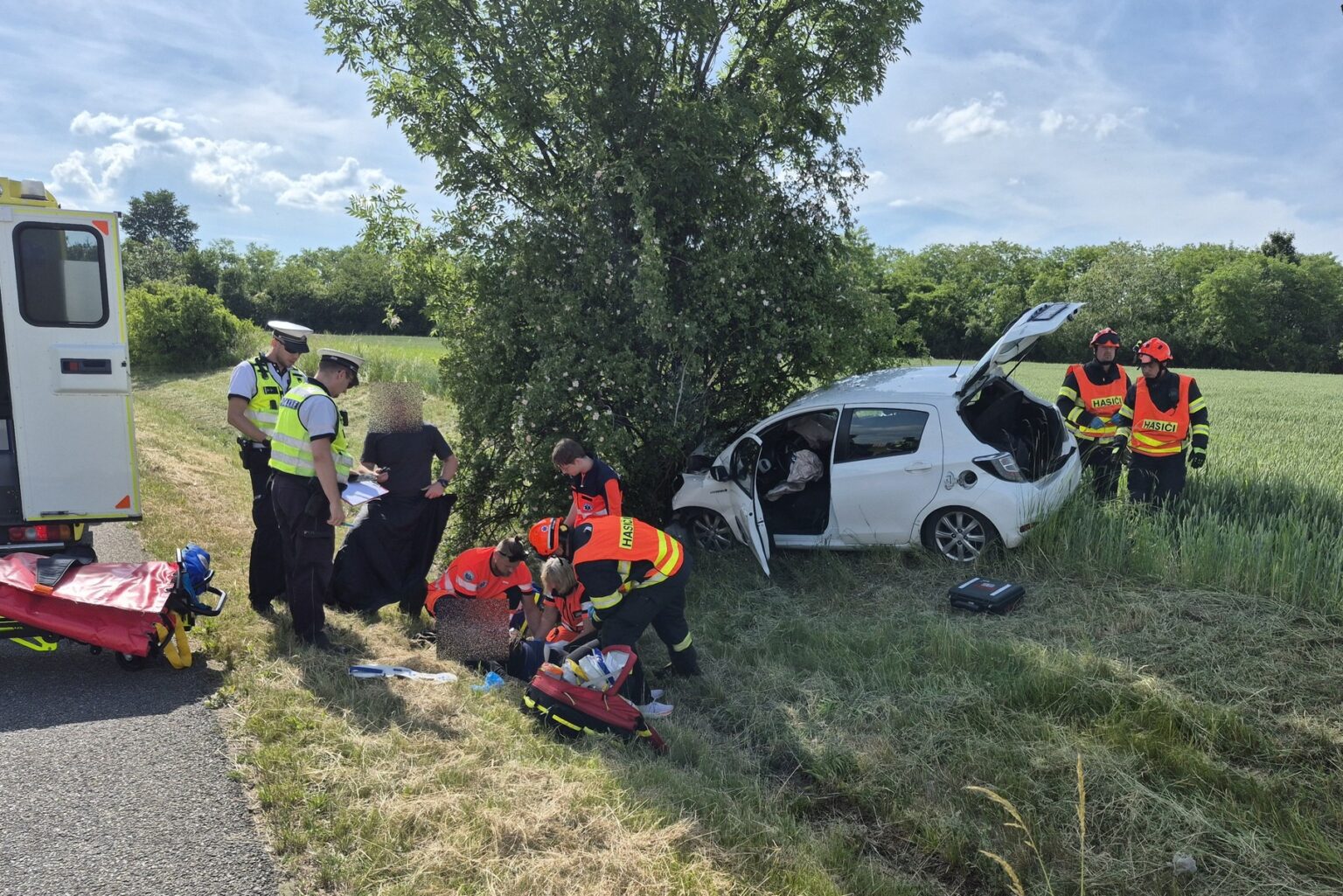 Jízda řidičky ve Starém Městě skončila nárazem do stromu. Z auta zbyl ...